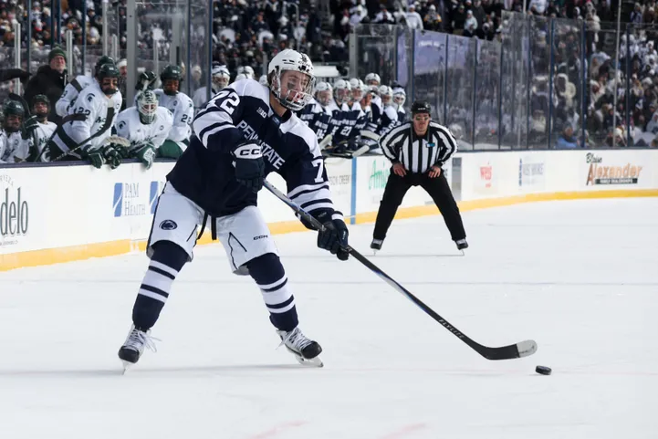Atsaukta smagākā apsūdzība pret NHL drafta potenciālo pirmo numuru Makkenu