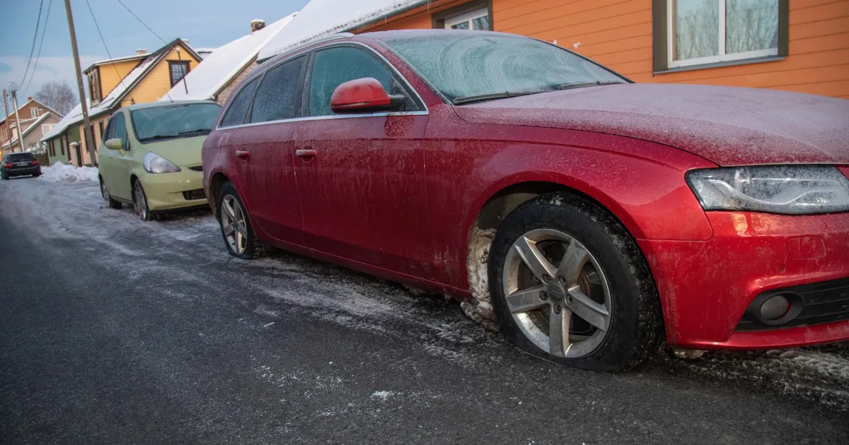 GALERII Viljandis torkas neljapäeval õhtul mees kümmekonna auto rehvid ...