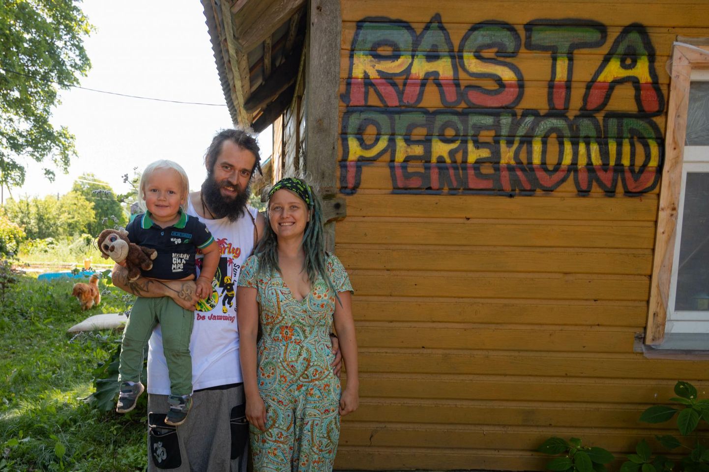 Maale kolinud pere laotab TikTokis oma elu rahva ette