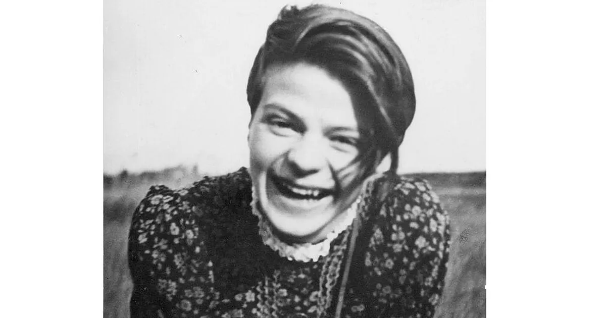 Meitene, kurai nocirta galvu, jo viņa nepiekrita Hitleram