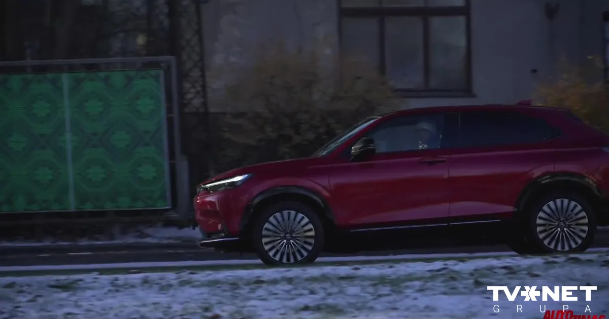 NOSKATIES Māris Grigalis izmēģina jaunāko "Honda" elektromobili