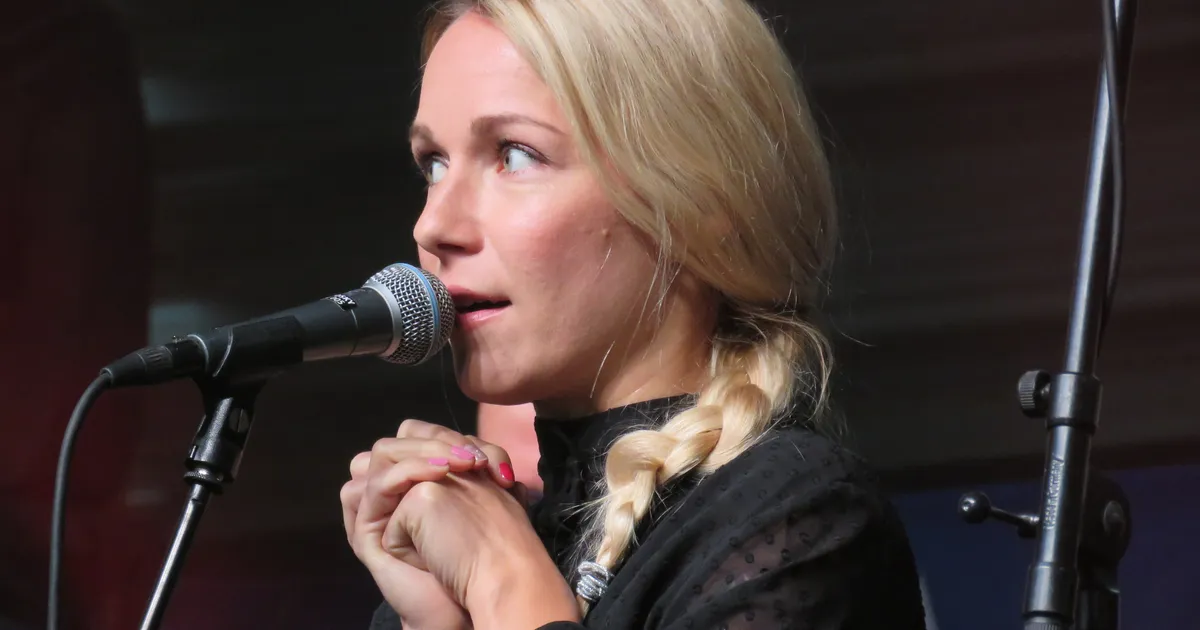 Lenna Kuurmaa näeb riigikogu liikmena Vennaskonna lambakarjusest kitarristi