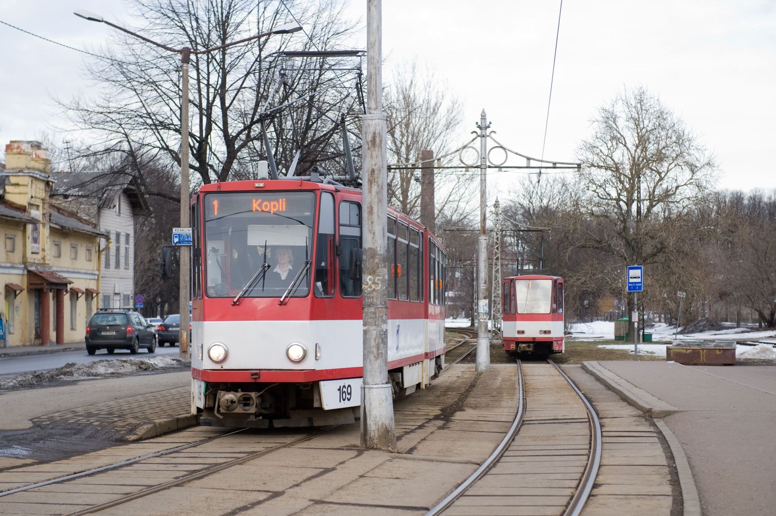 Teed ületanud jalakäija sai trammilt löögi