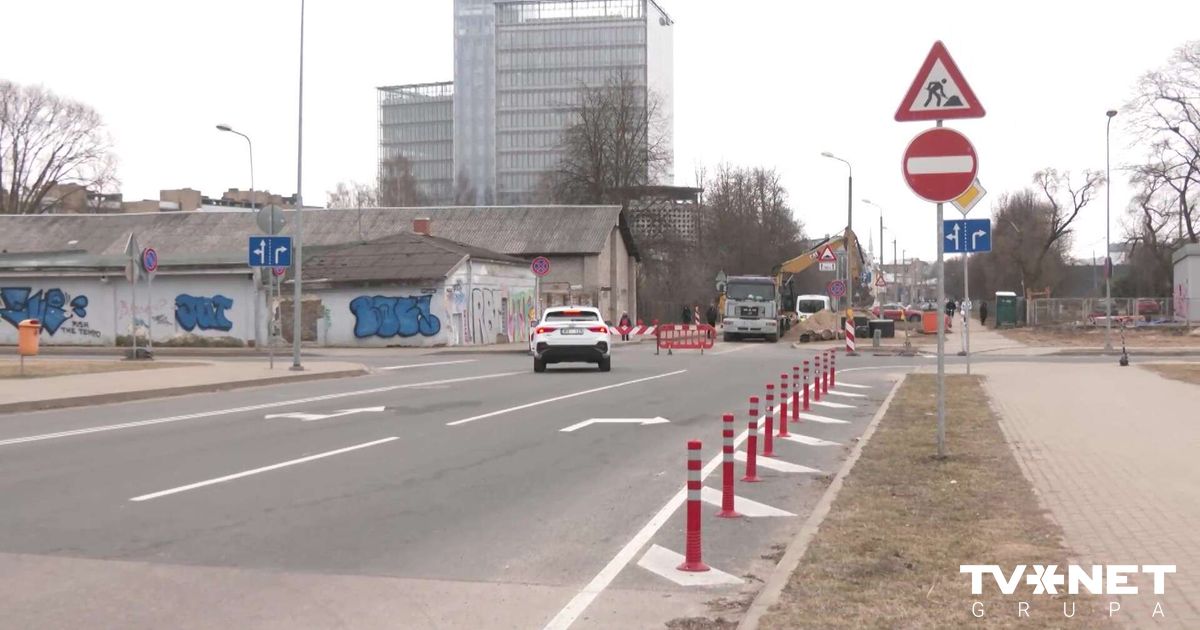 VIDEO Būvdarbi notiek citur, bet krustojums slēgts. Šoferi Rīgā ...