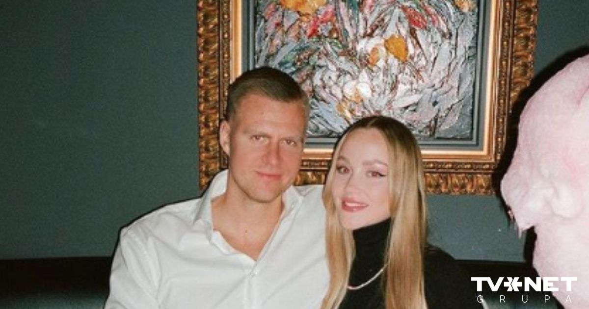Kristaps Porziņģis un viņa mīļotā Laura Vizla atzīmē divu gadu ...