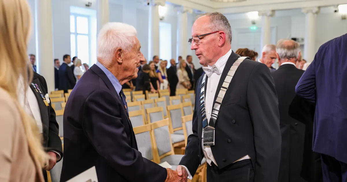 Rektor Toomas Asseri ametikett kaalub kilo, aga selle kandmise raskus ...