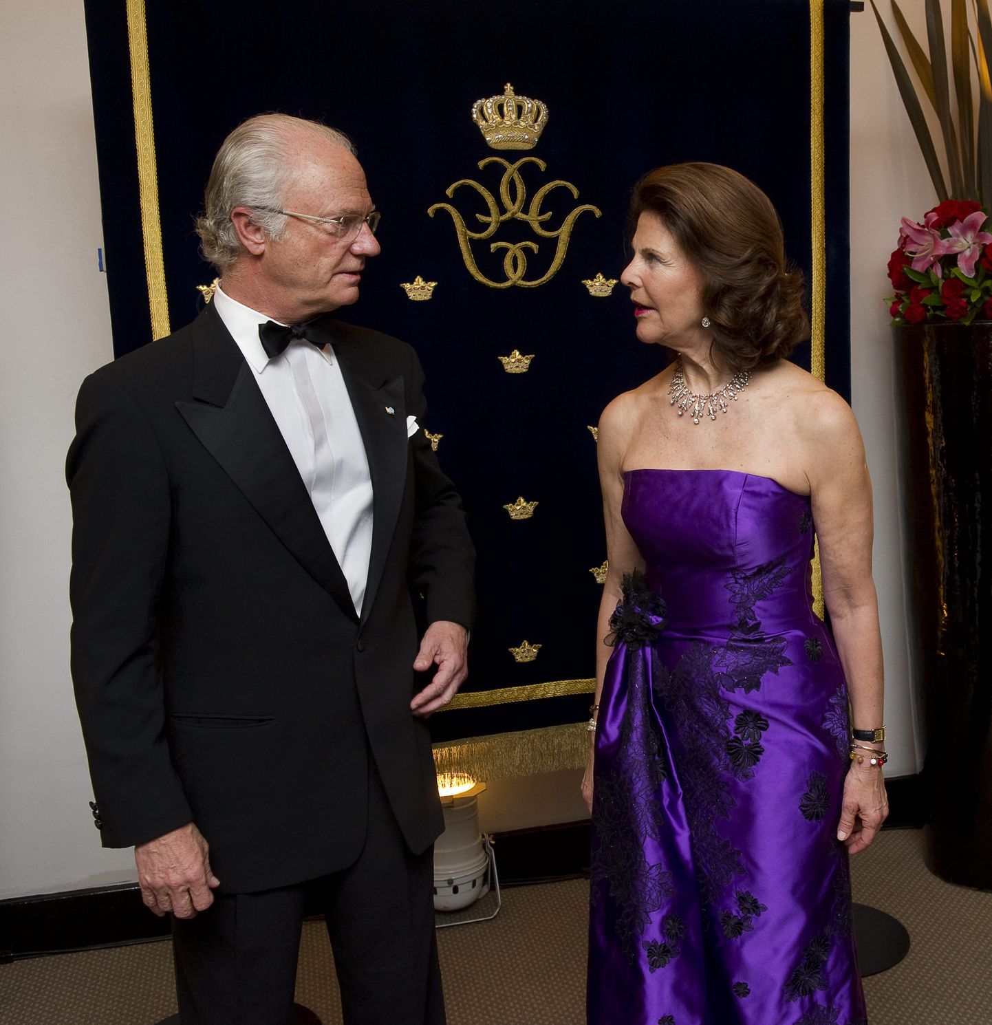 Raamat: kuningas Carl XVI Gustaf pettis oma naist