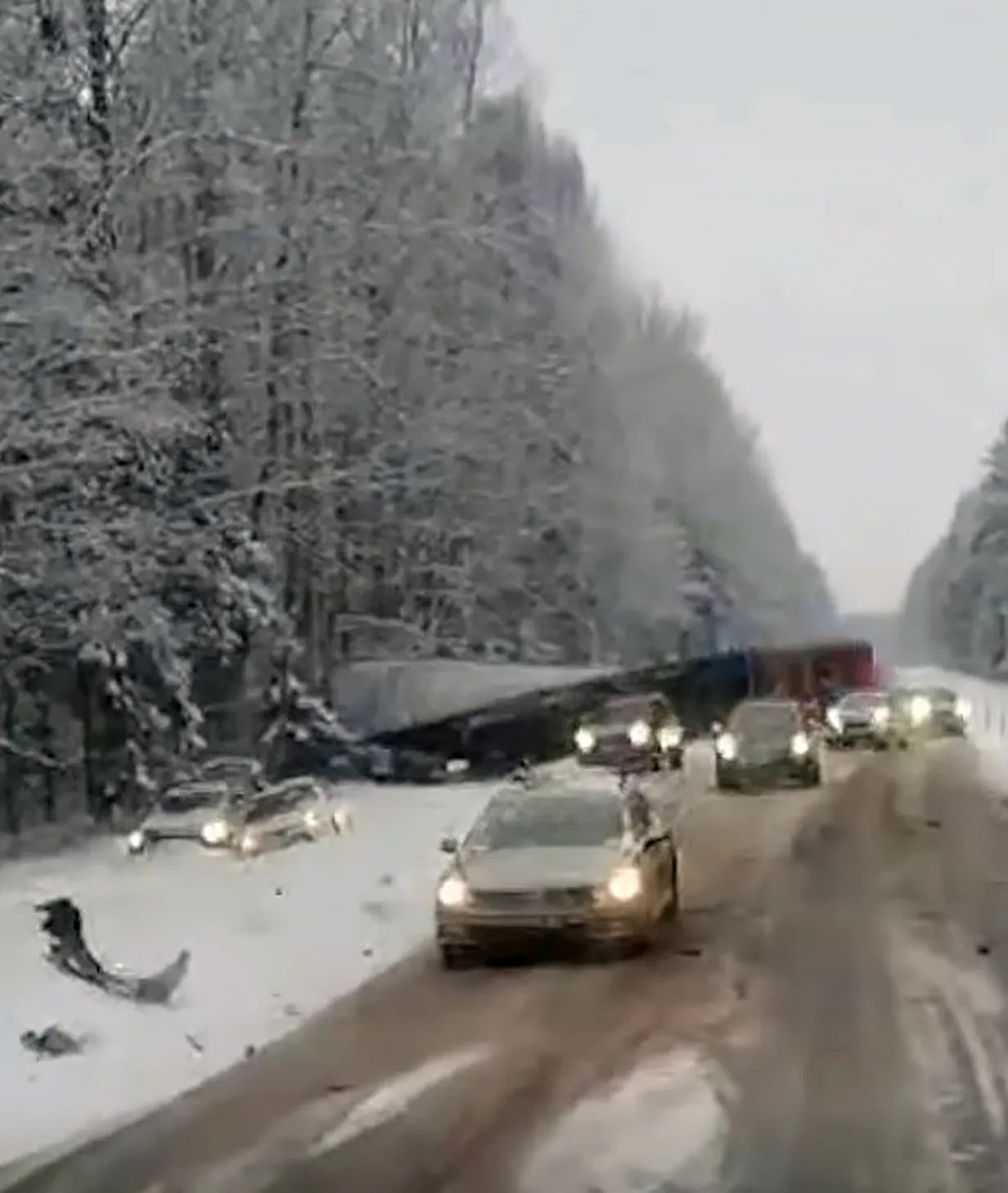 VIDEO Tukuma novadā auto avārijā trīs bojā gājušie