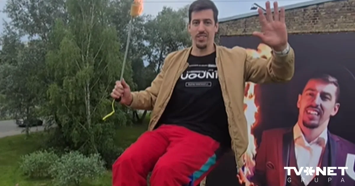 Iluzionists Edžus sēž vairākus metrus augstā staba galā un rotaļājas ar ...