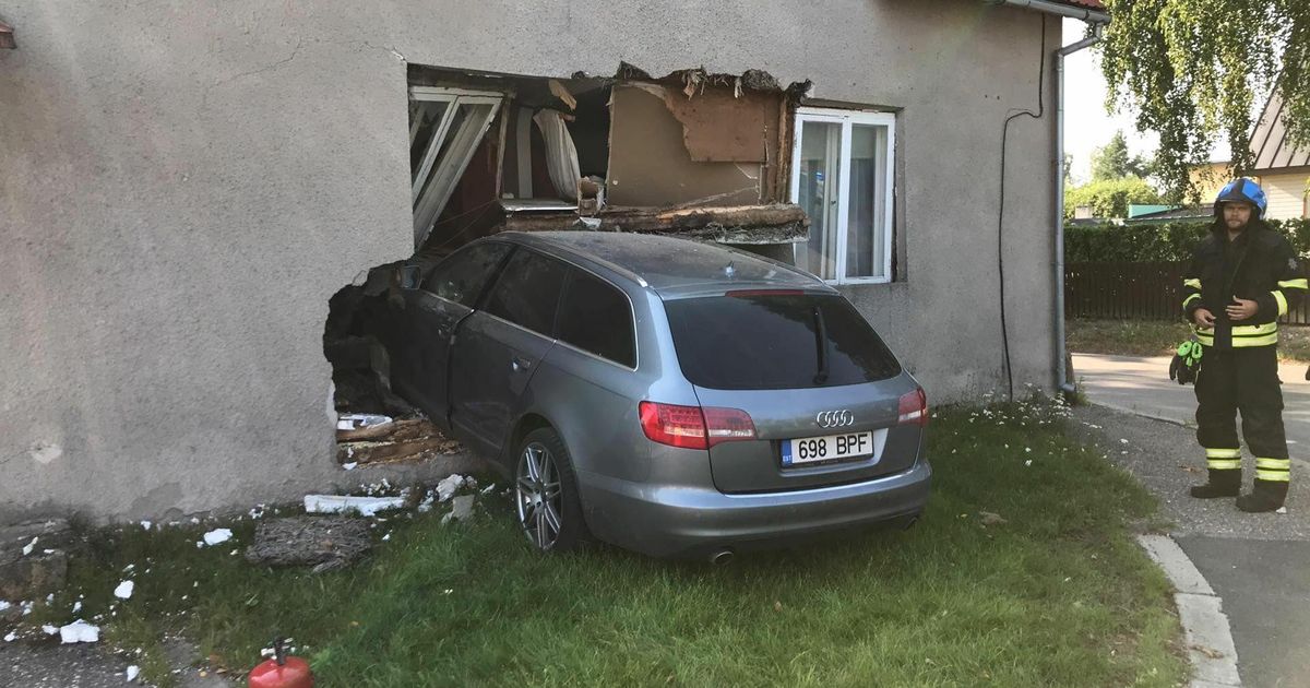PILDID Pärnus sõitis auto läbi seina majja sisse