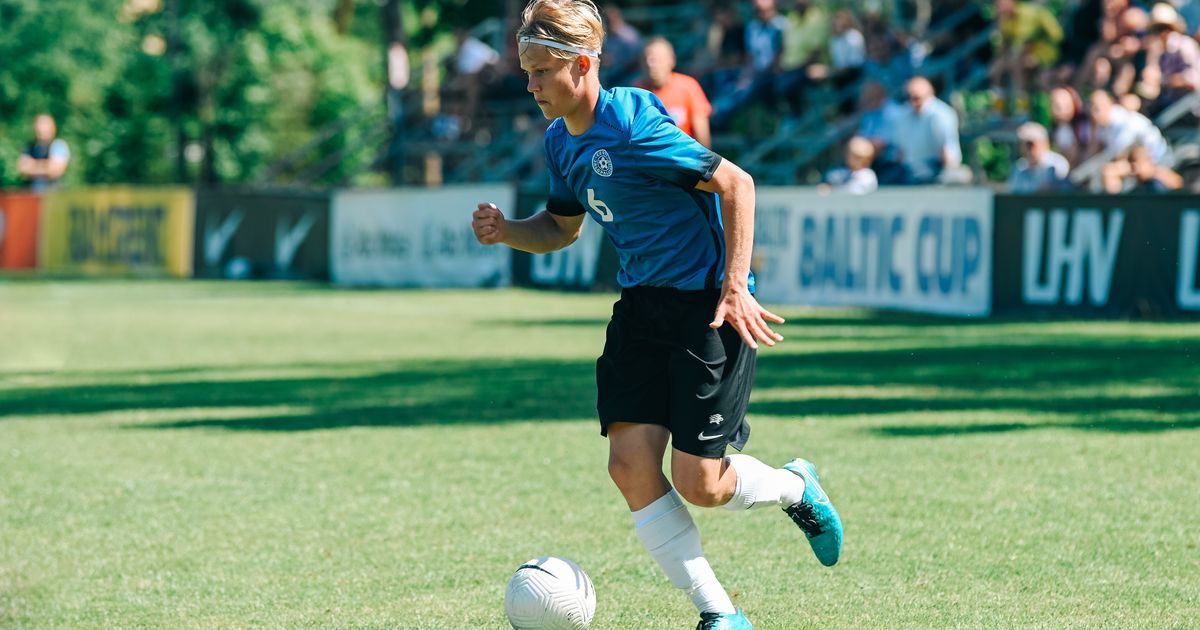 Noor jalgpallur treenib koos oma vanuseklassi koondisega