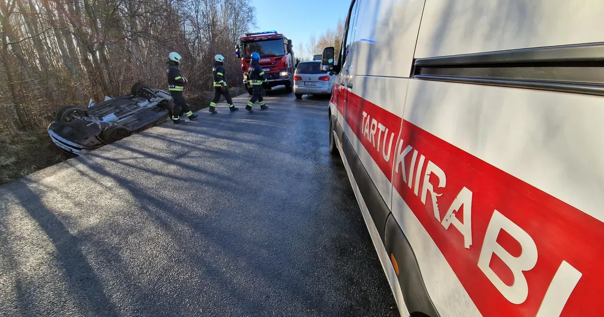 PILDID Nõo lähistel paiskus auto katusele