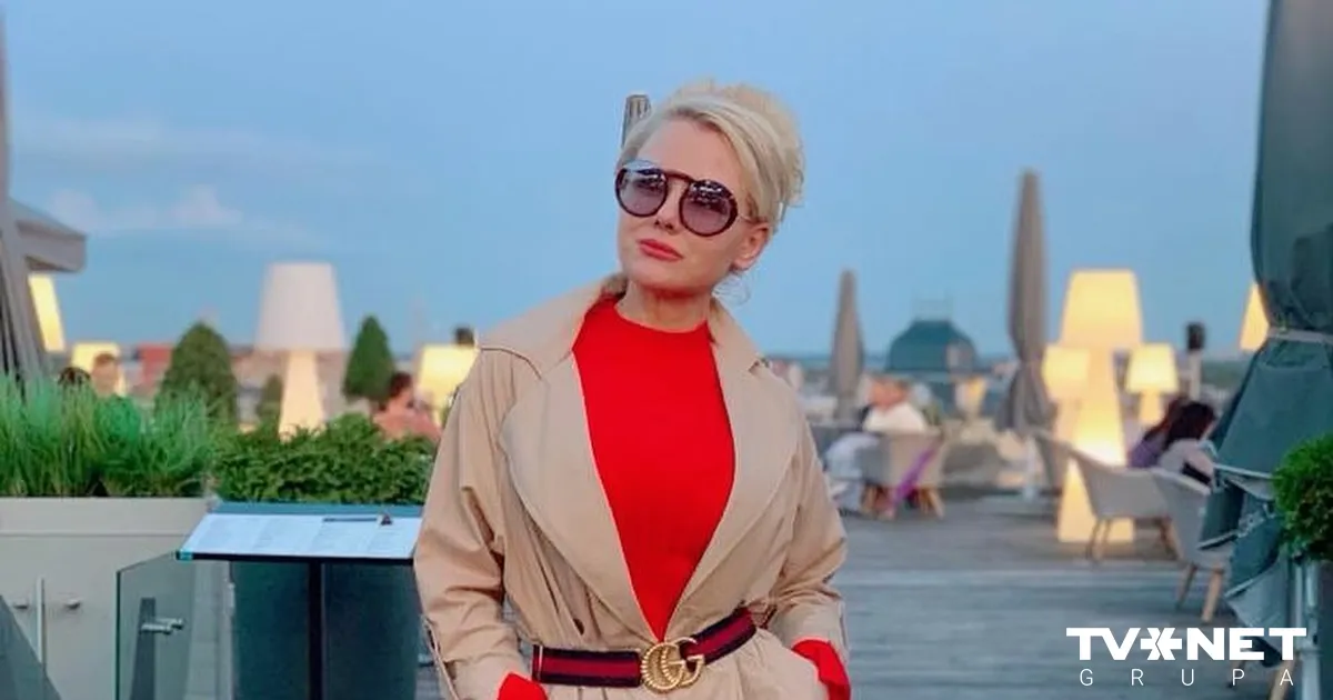 Ieva Brante tikusi pie jauna tetovējuma
