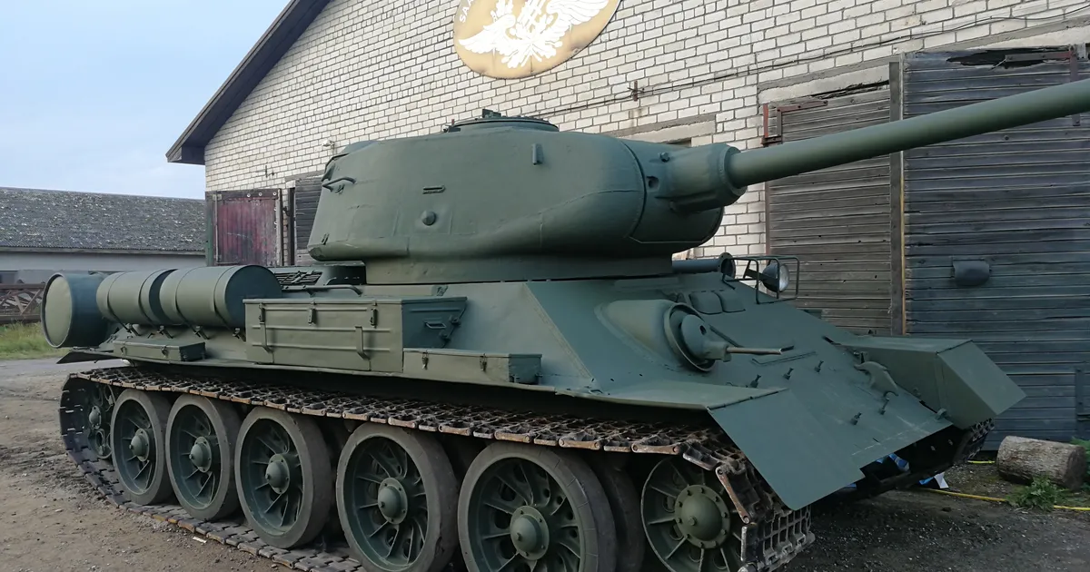 Saaremaal taastatud tank T-34 sõidab täna omal roomikul sõjamuuseumi õuele