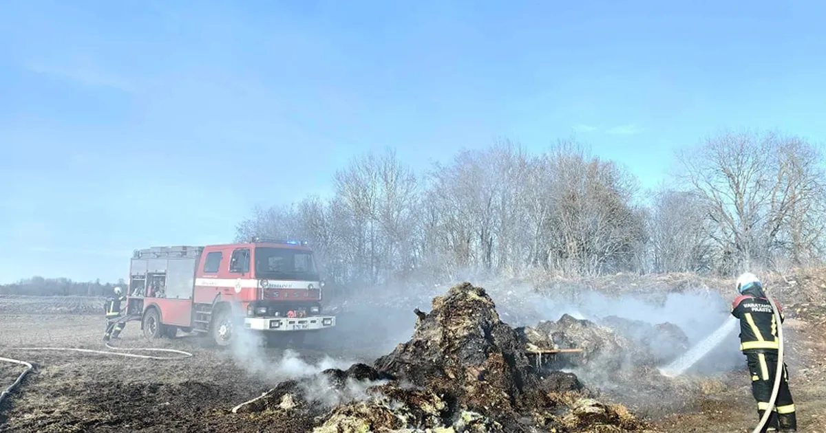 PILDID Põllul süttisid silopallide jäägid