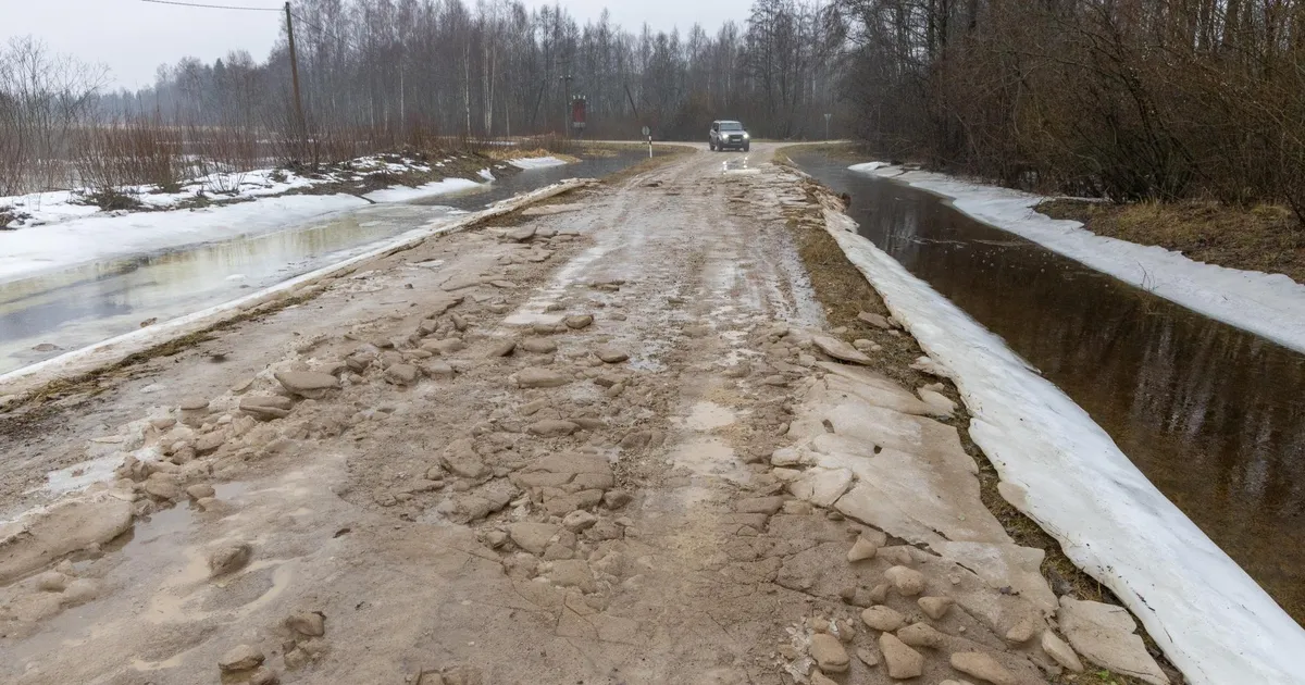 Kohutavas seisus kõrvalteed panid mõnel pool seisma prügiveo ja koolibussi