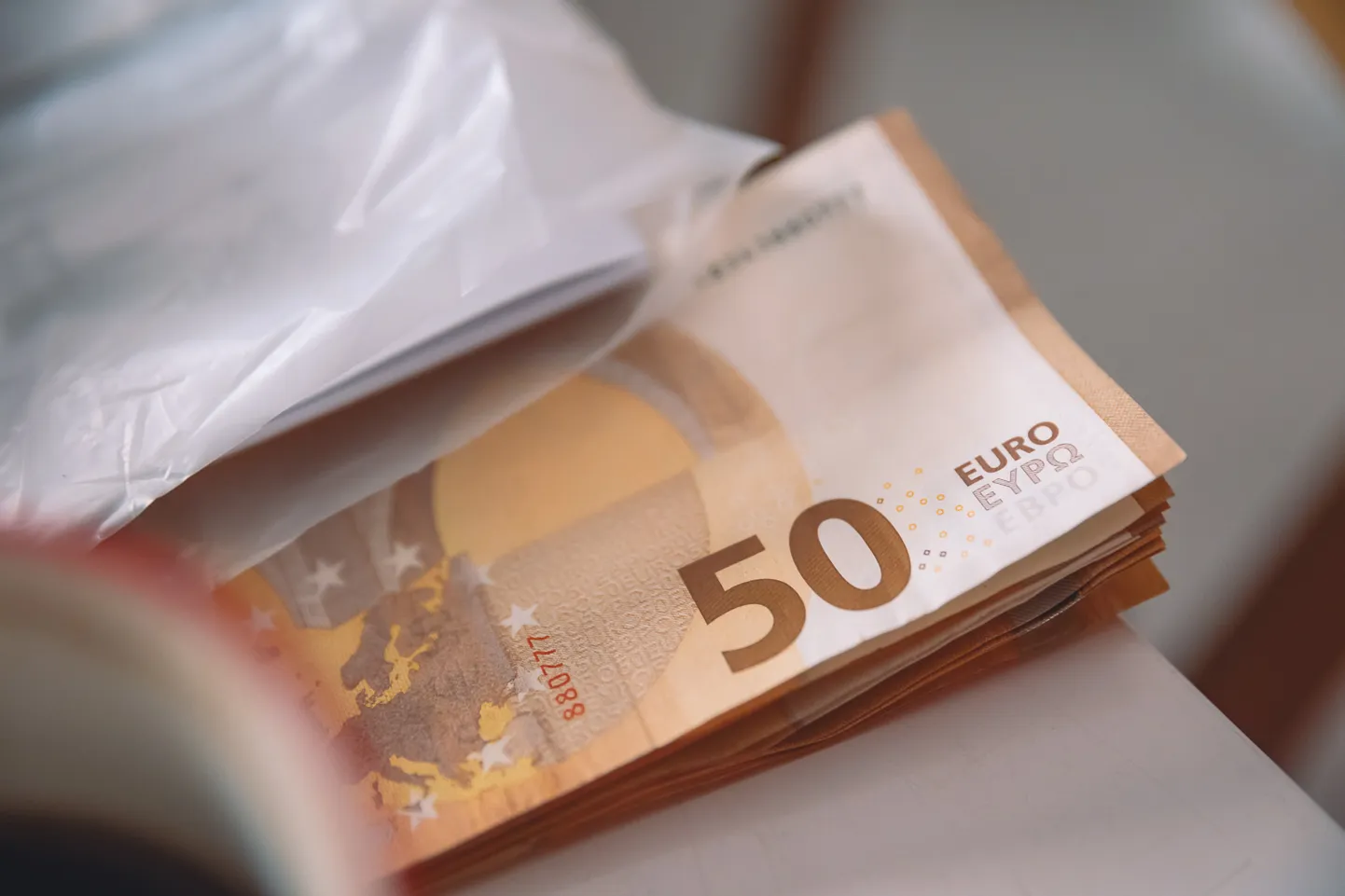 Naine kaotas kelmidele sadu eurosid