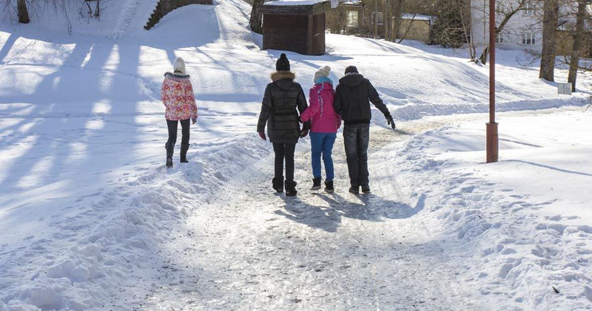 Hooldajad veavad tänavatele tonnide viisi killustikku