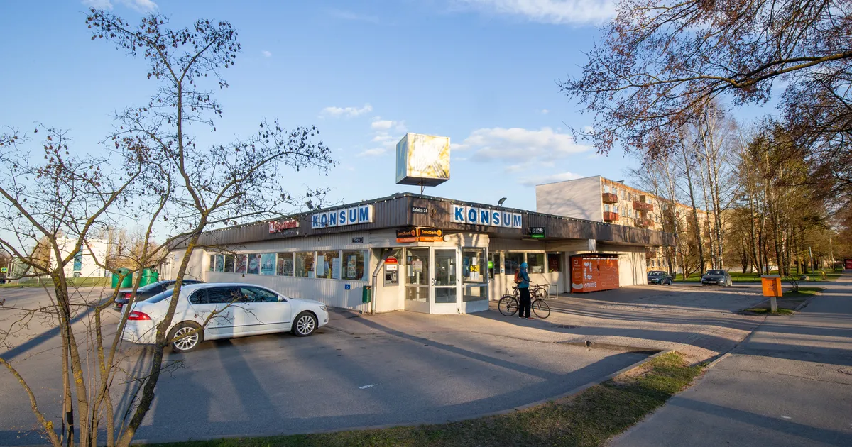 Vana mees lahkus Karete kauplusest politsei saatel