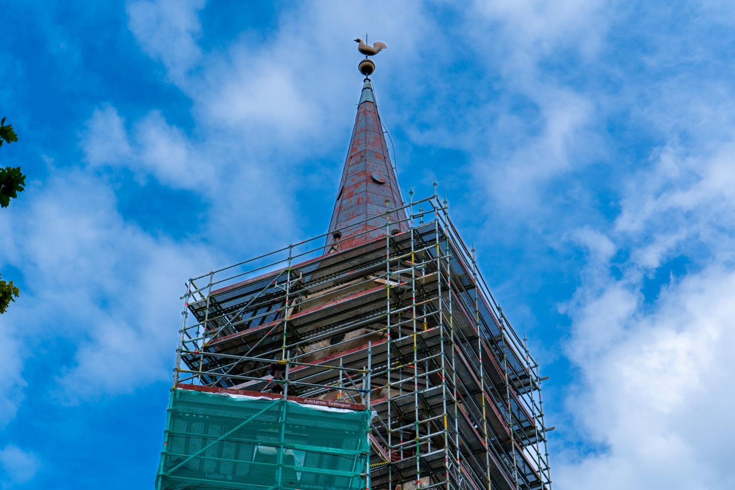 Uuenduskuuri läbiv Paistu kiriku torn sai välgutabamuse