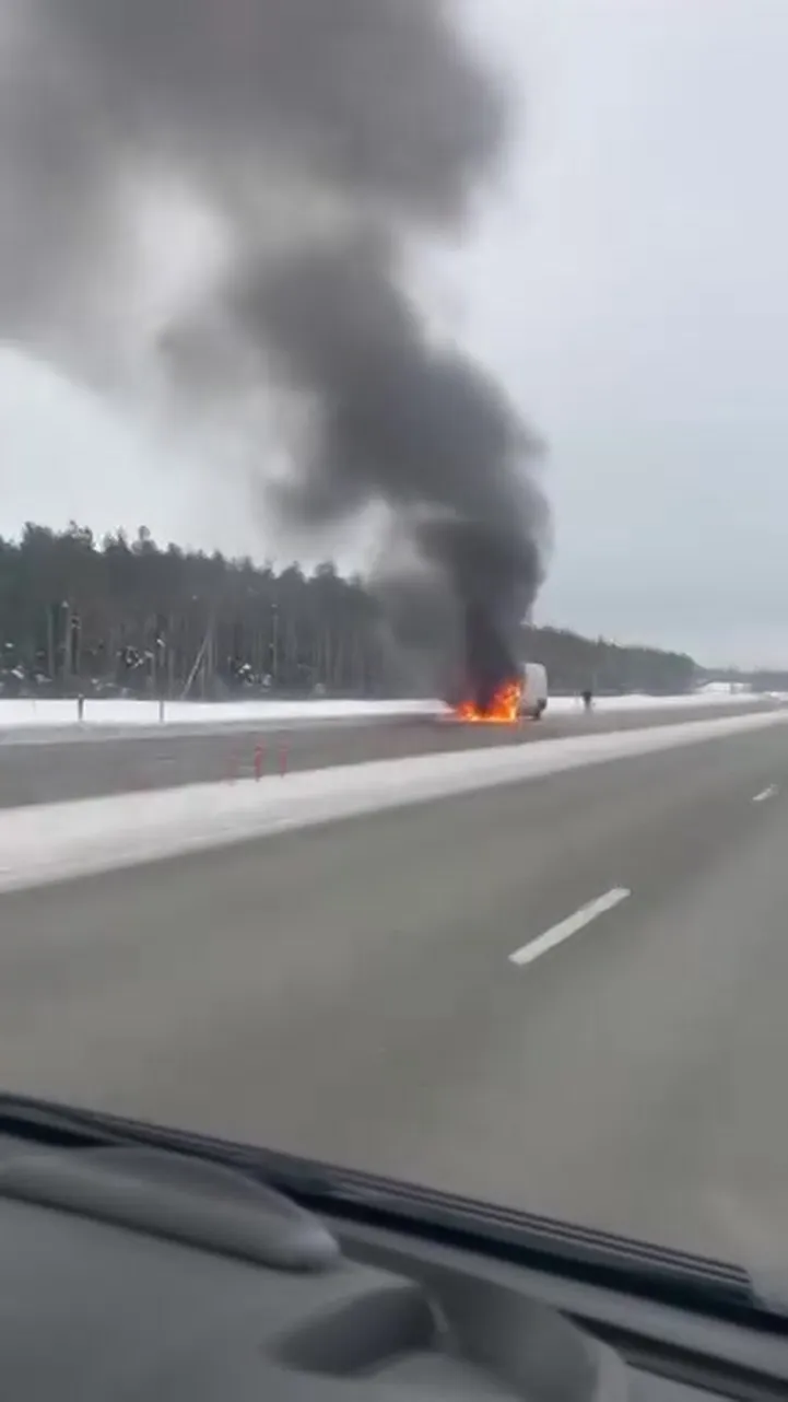 VIDEO Tallinna-Tartu maanteel põles lahtise leegiga kaubik