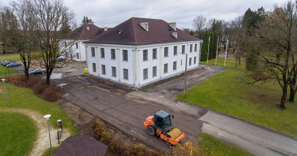 Valge maja sai parkimiskohti juurde