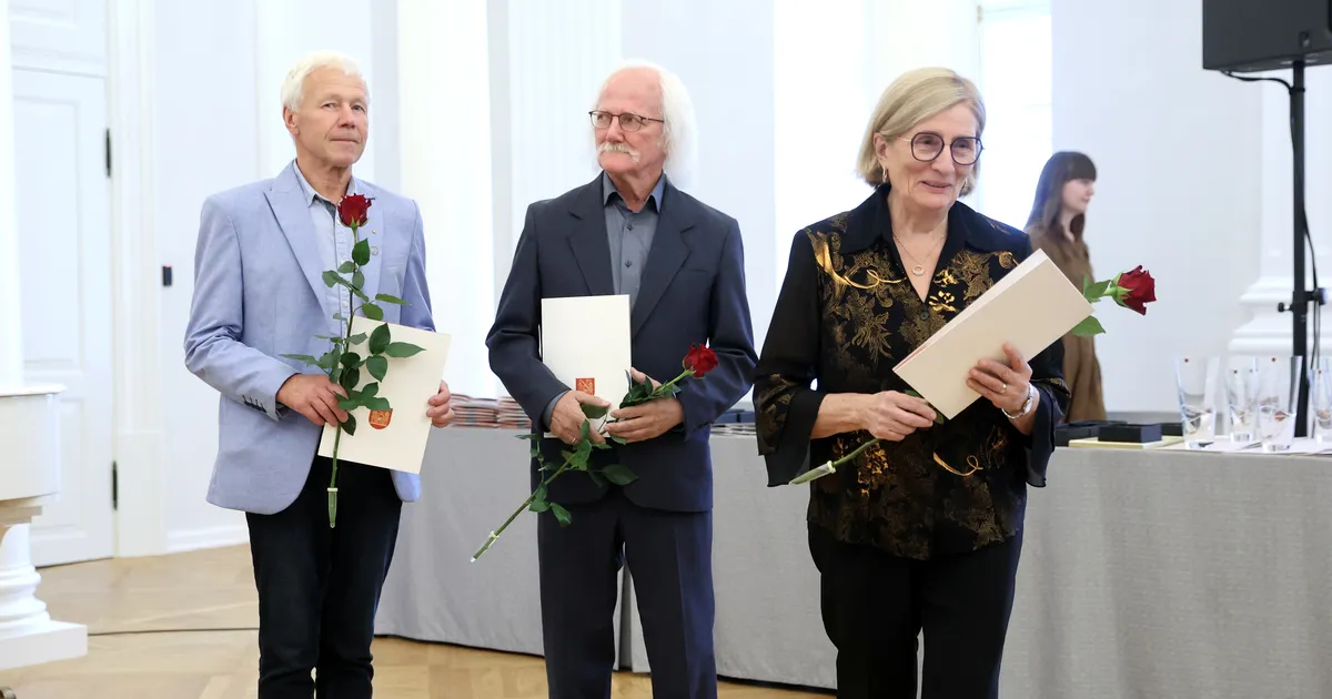 GALERII Tänuüritusel pälvisid elutööpreemia neli õpetajat
