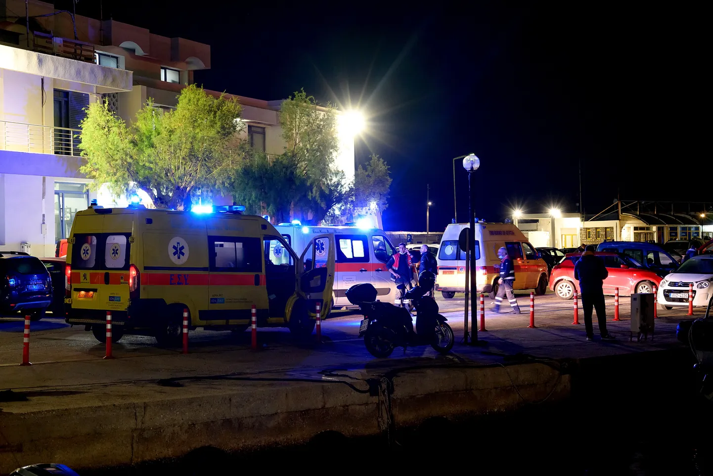 Grieķijas krasta apsardzes patruļkuģa un migrantu ātrlaivas sadursmē 14 ...