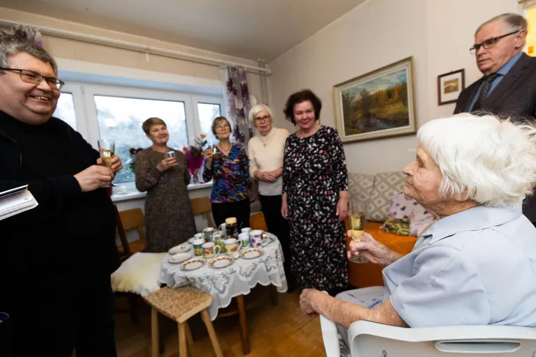 VIDEO Saja viie aastane kooliõpetaja Endla Langel korraldas peolistele ...