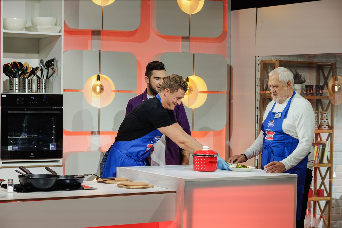 LÕBUS KLIPP Põlled ette ja pannid kuumaks: Juss Haasma pani end koos ...