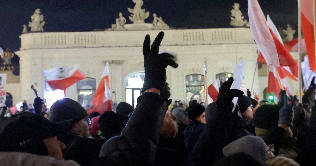 Poolas vahistati kaks presidendipaleesse pakku läinud saadikut