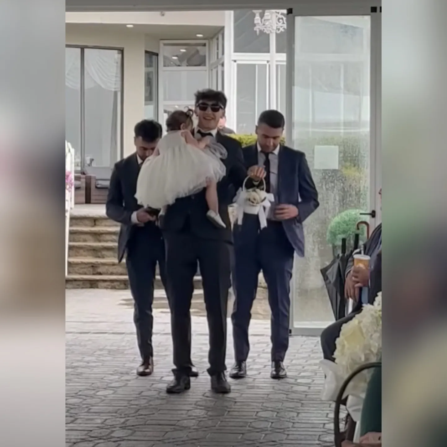 NUNNU VIDEO Peiupoisid päästavad pulmatseremoonia, kui pisike lilleneiu ...