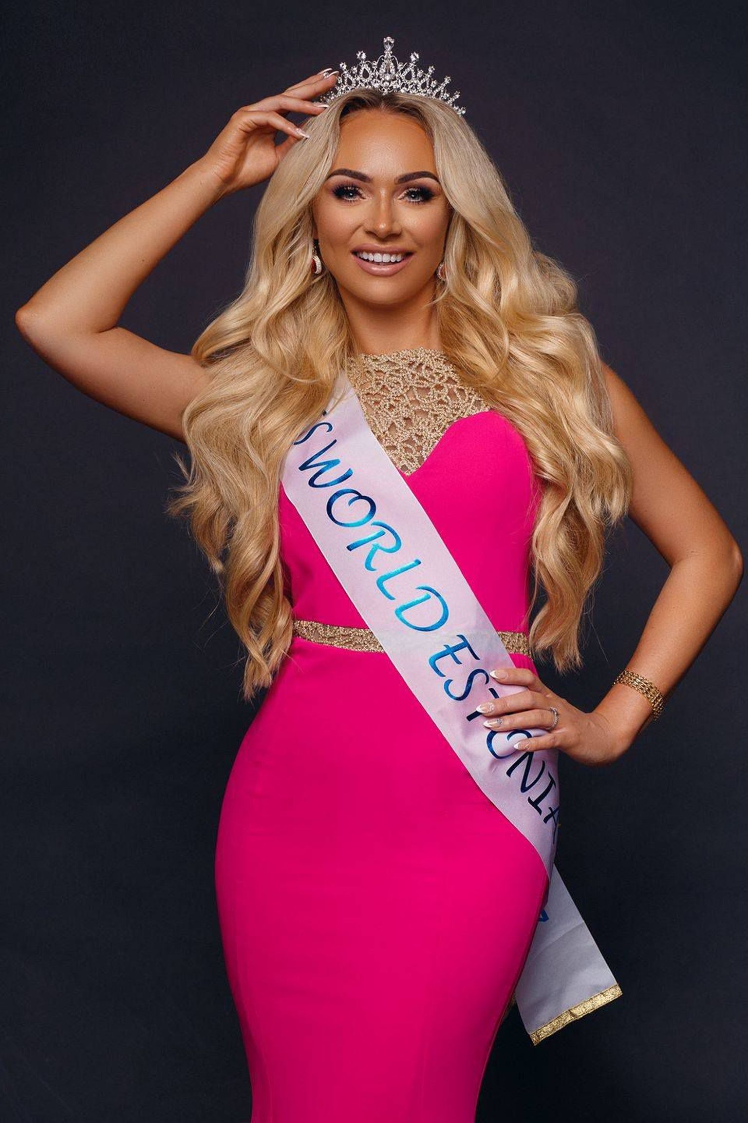 Endine Playboy modell Triinu on lapseootel