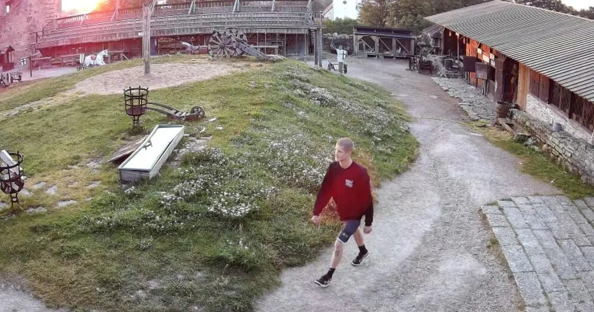 Ülemeelikud tüübid pidasid koidu ajal linnuse hoovil mõõgavõitlust