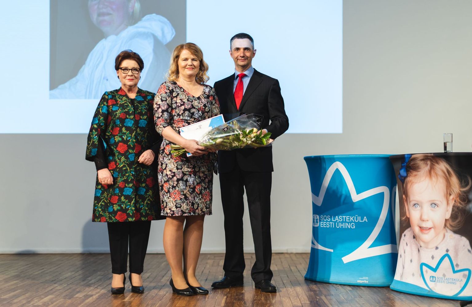 Sirje Karis tunnustas Paides SOS lastekülade perevanemaid ja töötajaid