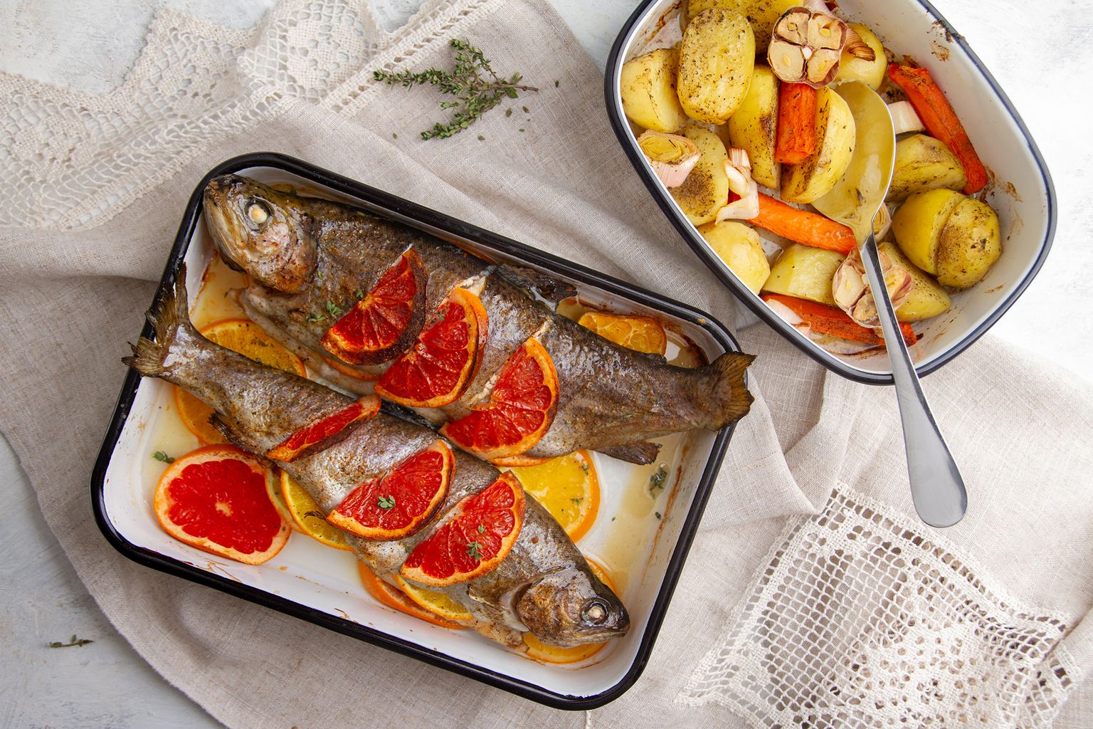 Cepeškrāsnī cepta forele ar apelsīniem un greipfrūtu