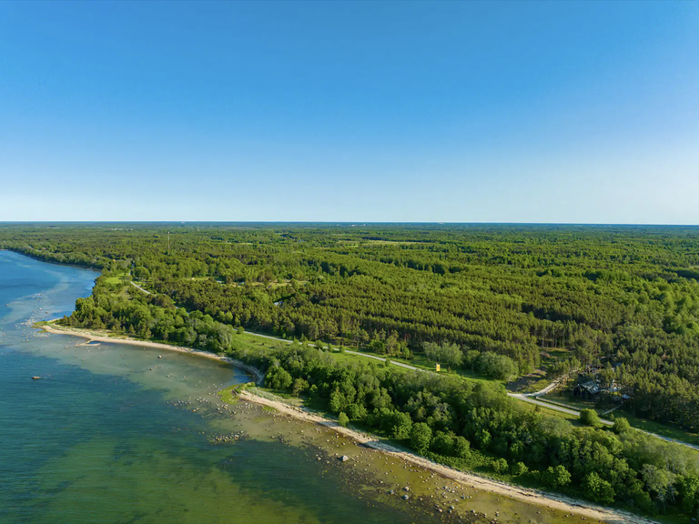 VAATA PILTE: Linna lähedal, metsa sees ja mere ääres – just Laheperel ...