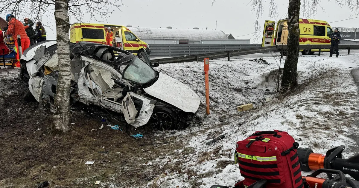 PILDID SÜNDMUSKOHALT Taaravainul ränga avarii teinud BMW-d juhtis ...