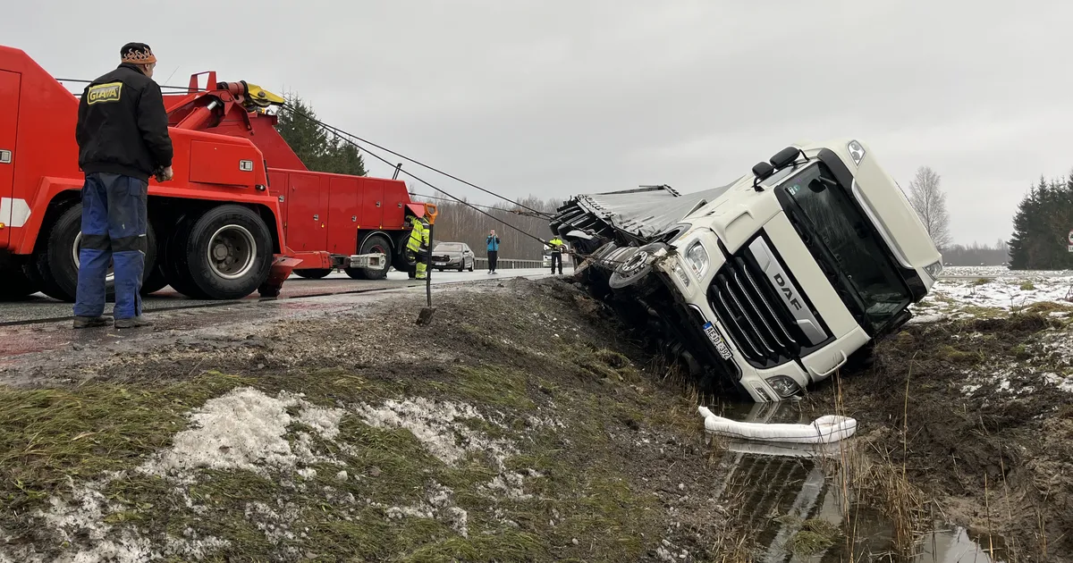VIDEO JA GALERII Sekunditega kraavi sõitnud reka vintsimine võttis tunde