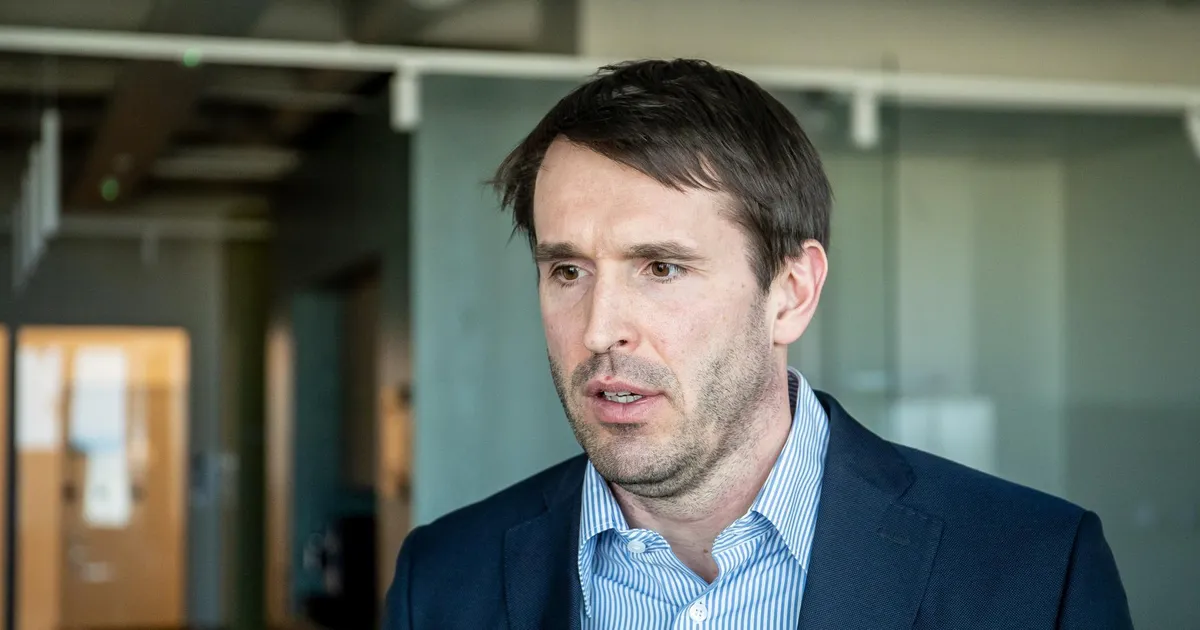 Rainer Vakra viibutab kirvest Enefit Poweri pea kohal