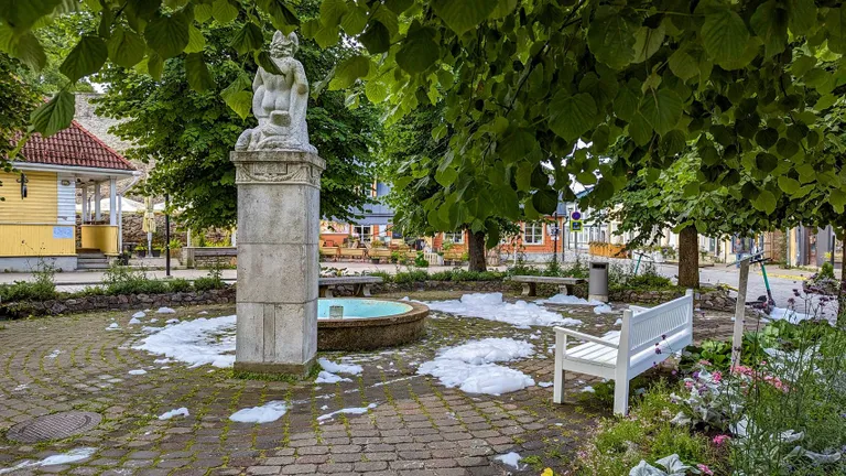 FOTO Haapsalus laiutas purskkaevu ümbruses valge vaht. «Pärnu kombed ka ...