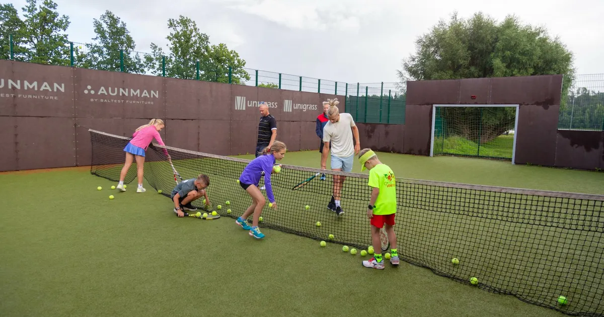 GALERII Viljandi Wimbledon. Tennisekooli lastel õnnestus Mark Lajalit võita