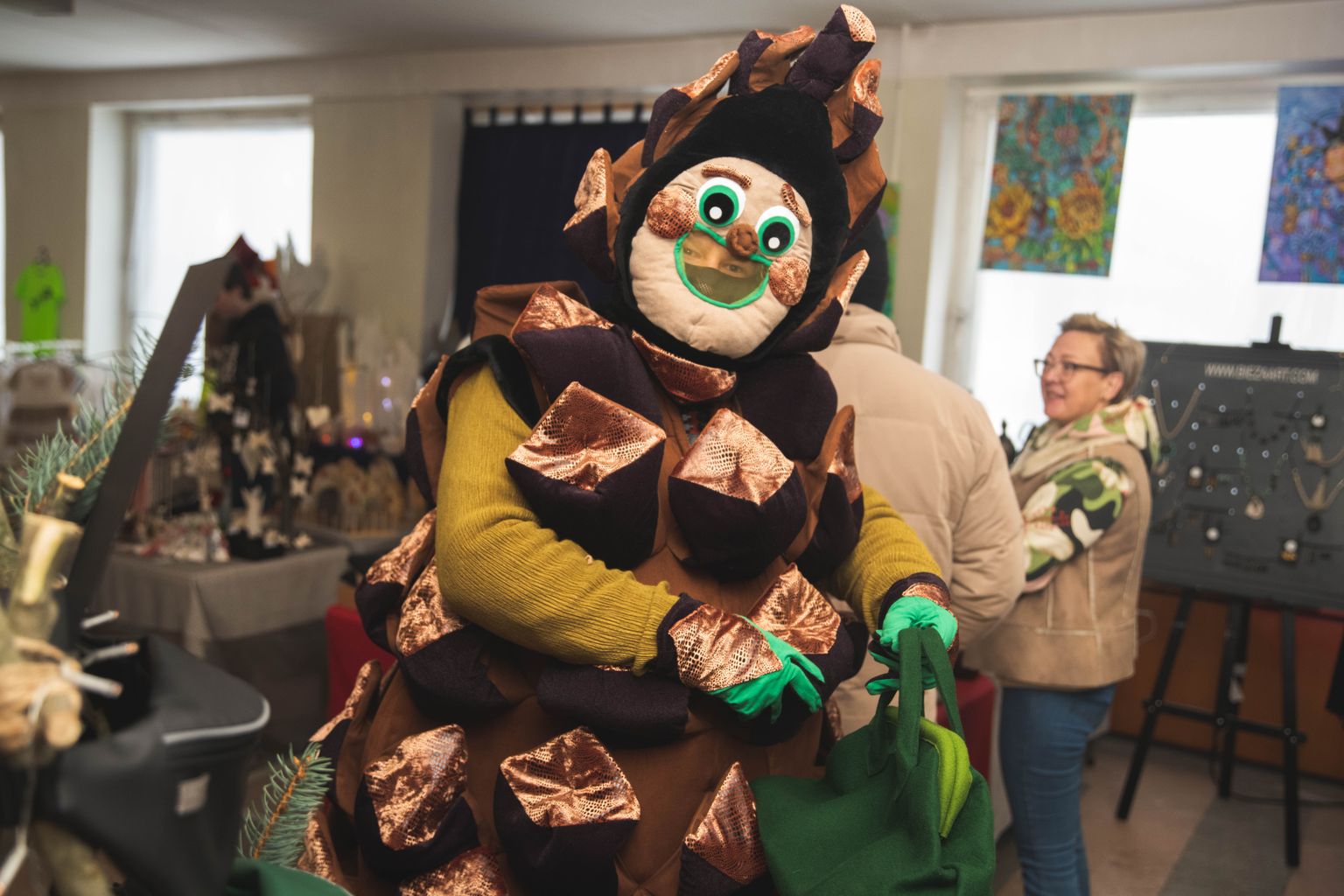 FOTO Skaties un brīnies! Neparasto lietu dizaina tirdziņš "Viskaļi"