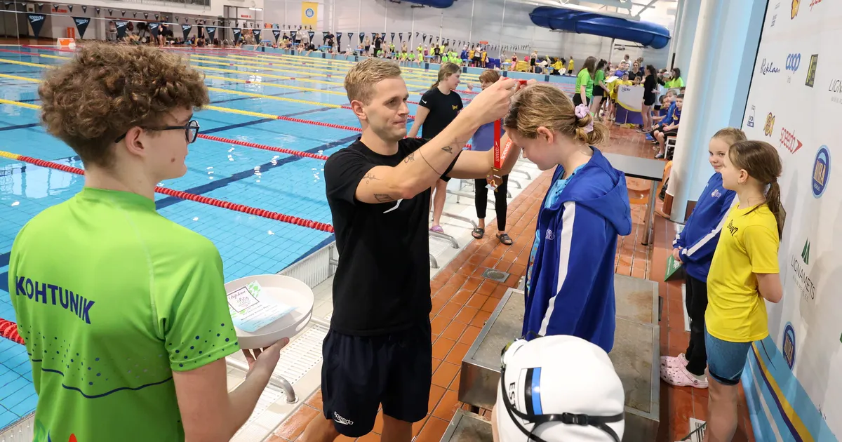 GALERII Kregor Zirk jagas laste ujumisvõistlusel nii soovitusi kui ka ...