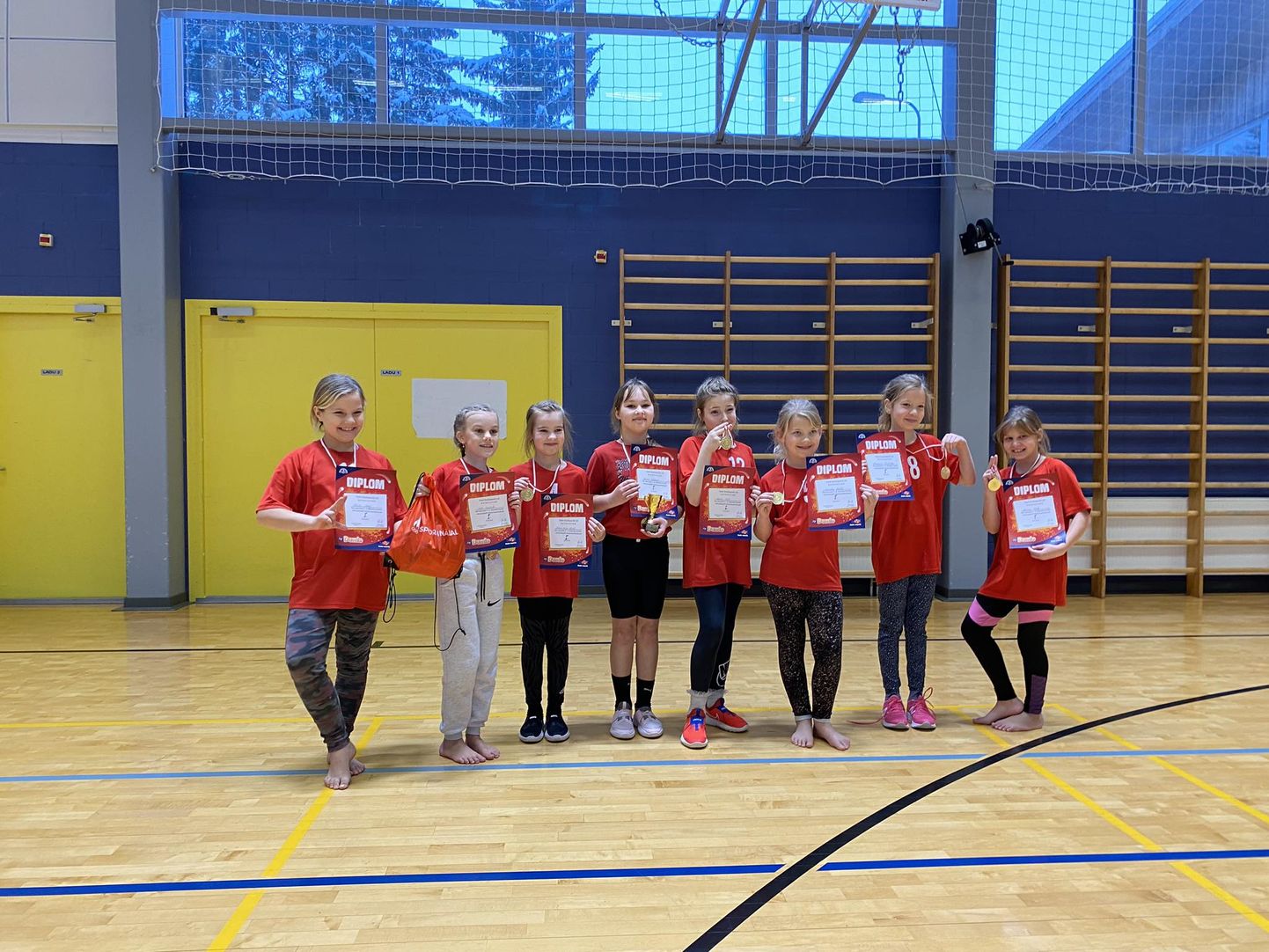 TUBLID LAPSED Parimad rahvastepalli mängijad on Valjala kooli õpilased